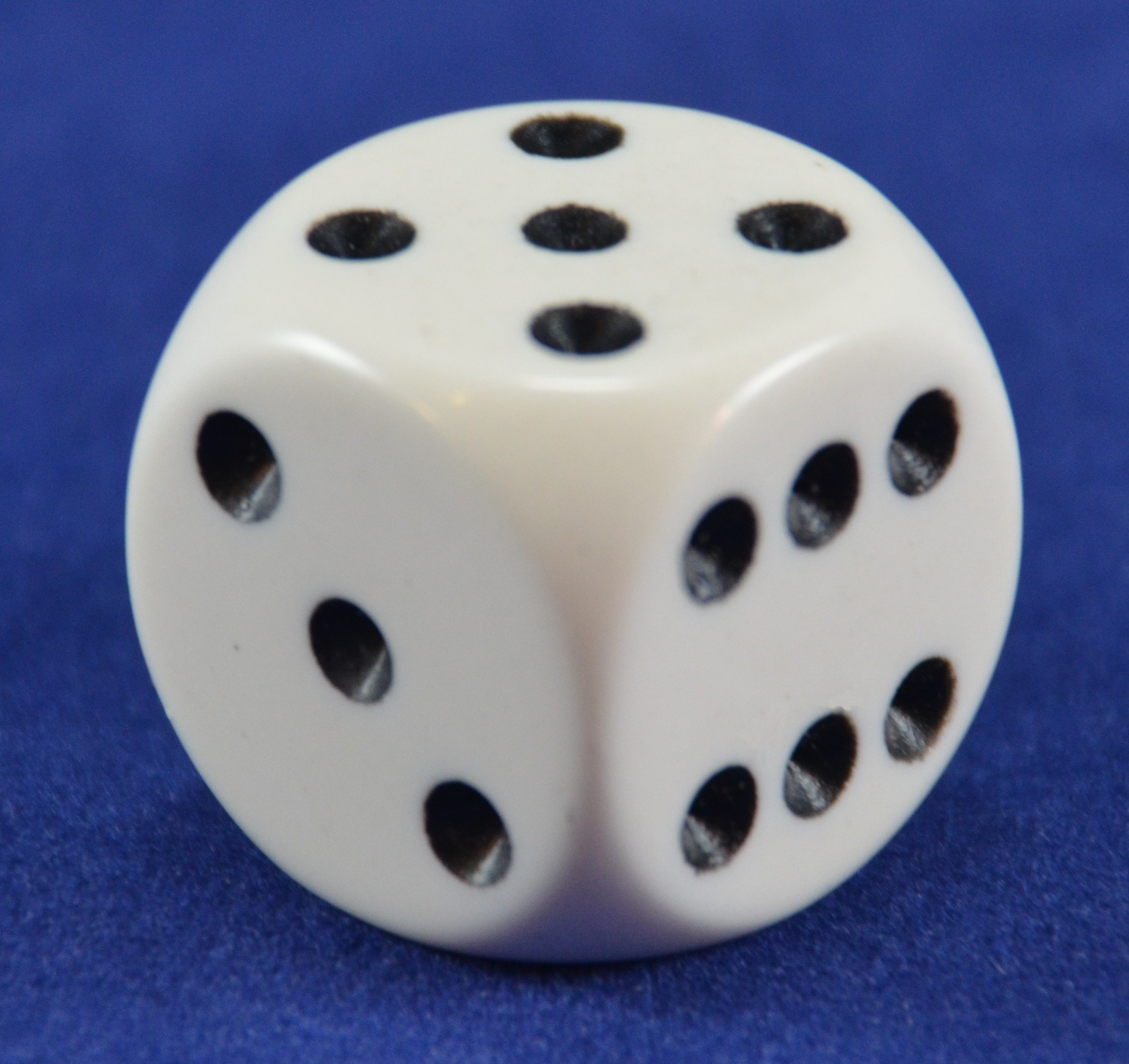 Terning hvid m/sorte øjne 22 x 22 mm - synsnerven.dk